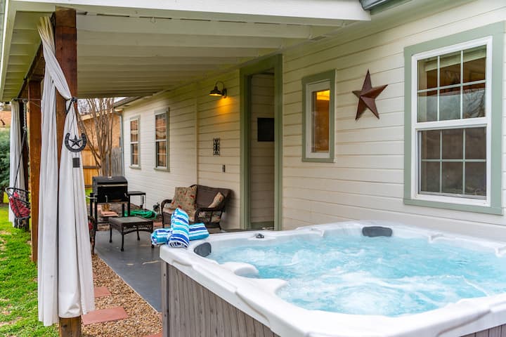 Longhorn Lodge - Fire Pit & Hot Tub - Fredericksburg, TX