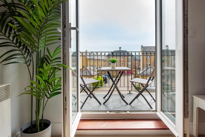 Stylish Commuter Flat With Balcony - 에식스