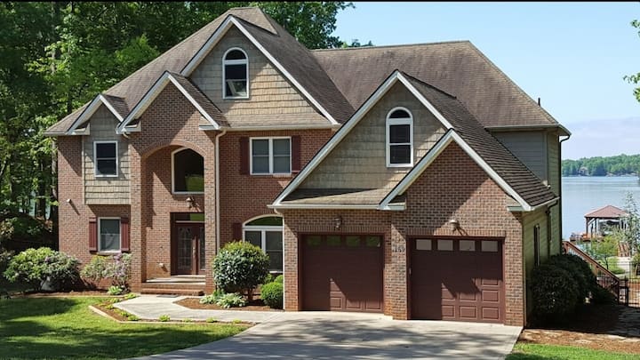 Spacious 4 Level Vacation Home - Mooresville, NC