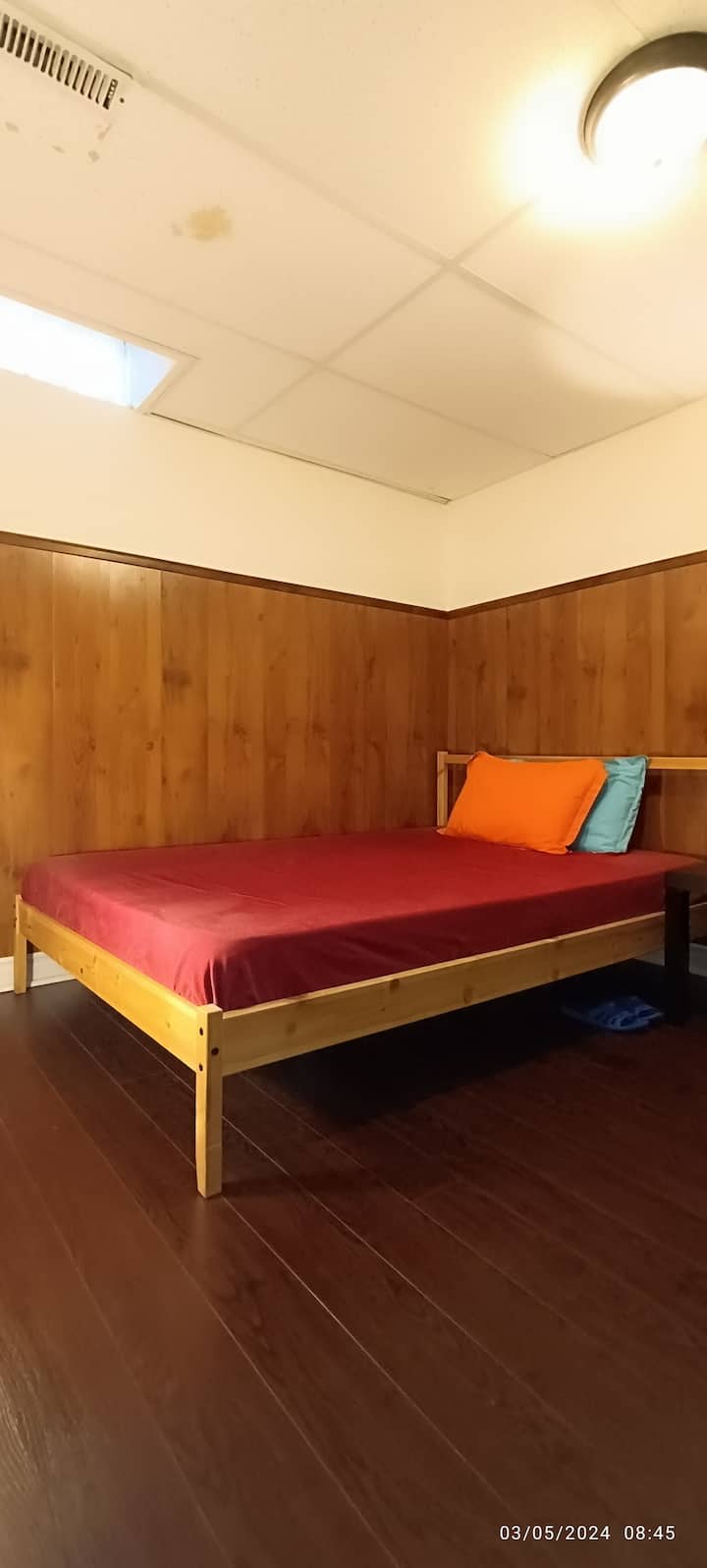 Double Bed, Private Washroom - Markham