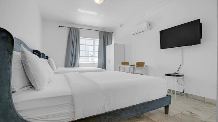 South Beach Chic Studio Retreat Sleeps 4 - Miami Beach, FL