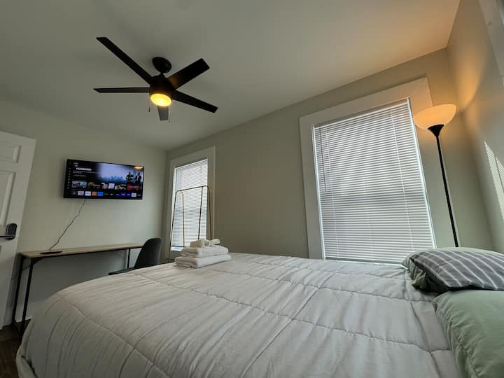 :6th Cute Queen Bed With Desk - Greensboro, NC