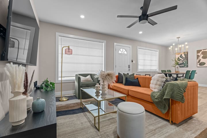 10% Off Weekly | Modern Chic Retreat - Glendale, AZ