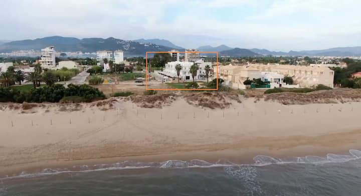 Nouveau Et Lumineux. Situé En Bord De Mer. - Oliva
