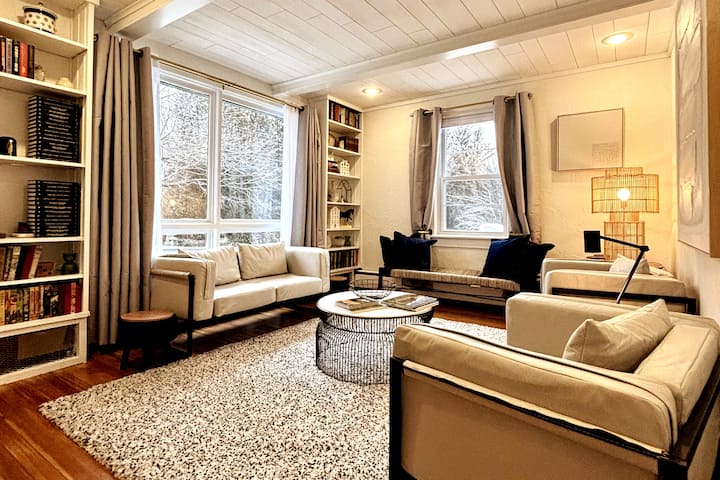 Charming Berkshires Getaway - Lee, MA