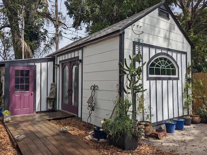 Cool Vintage Tiny House Loft , Walk To The Bay - St. Petersburg, FL