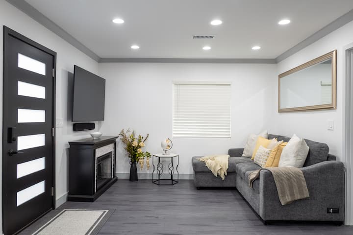 Near Lax/sofi: Villa Del Jardin, 2br/2ba + Patio - Inglewood