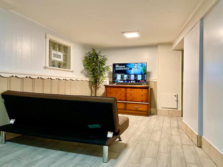 Updated In May 2025 • Private Floor • Free Parking - Mayfair - Chicago