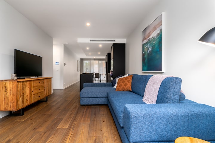 Contemporary Tri-level Apt In A Prime Central Spot - Canberra