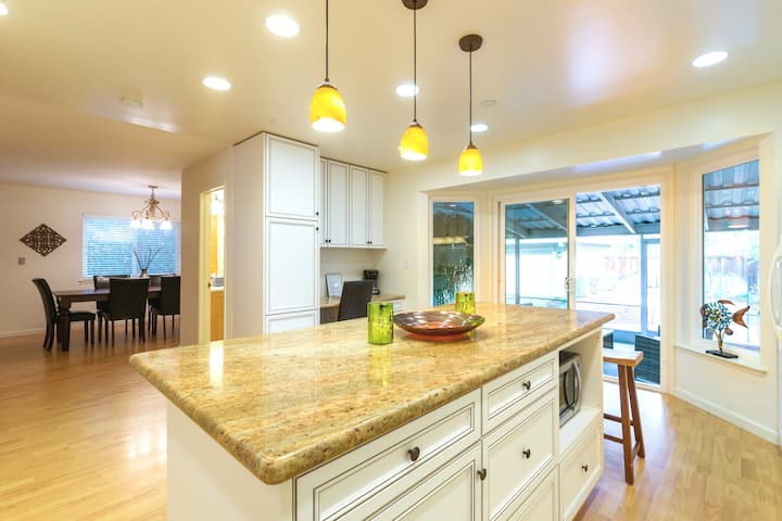 La: Spacious + Comfortable In Palo Alto - Palo Alto