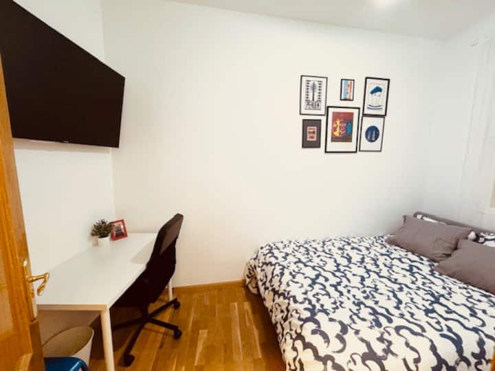 *Netflix In 50' Tv In Granvía,  Ergochair. 1gbps. - Madrid