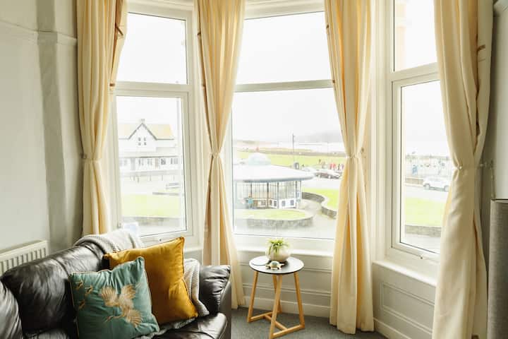 Seaside Solace: 2br With Scenic Coastline Views - Llandudno