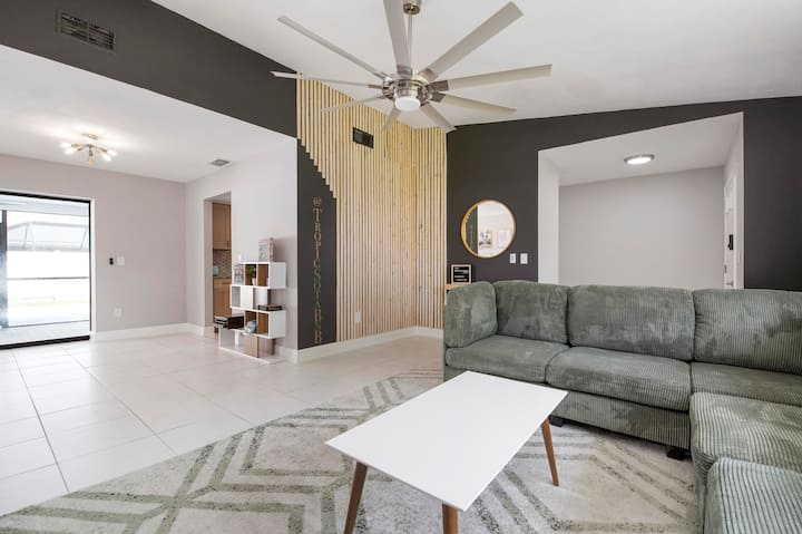 Tropicsota | Saltwater Pool Family Beach Retreat - Sarasota, FL