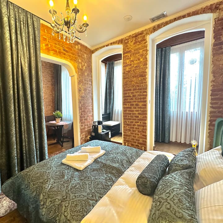 Beyoğlu'nun Merkezinde Yenilenmiş Ferah Daire - Beyoğlu