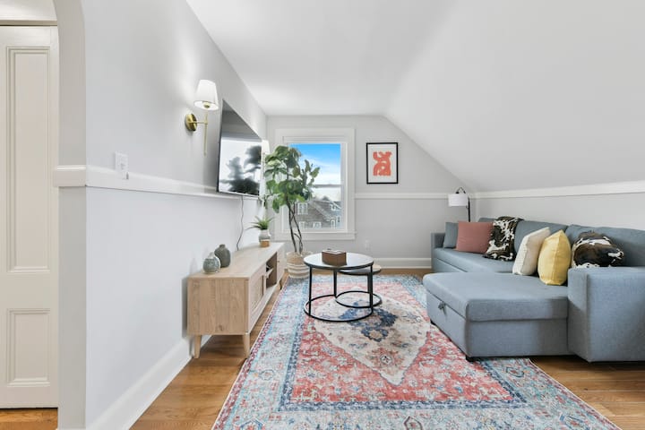 Cozy & Quiet Penthouse Condo - Malden, MA