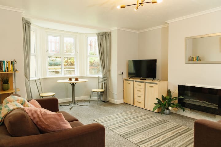 Seaside Charm: 1br Coastal Retreat In Wales - Llandudno