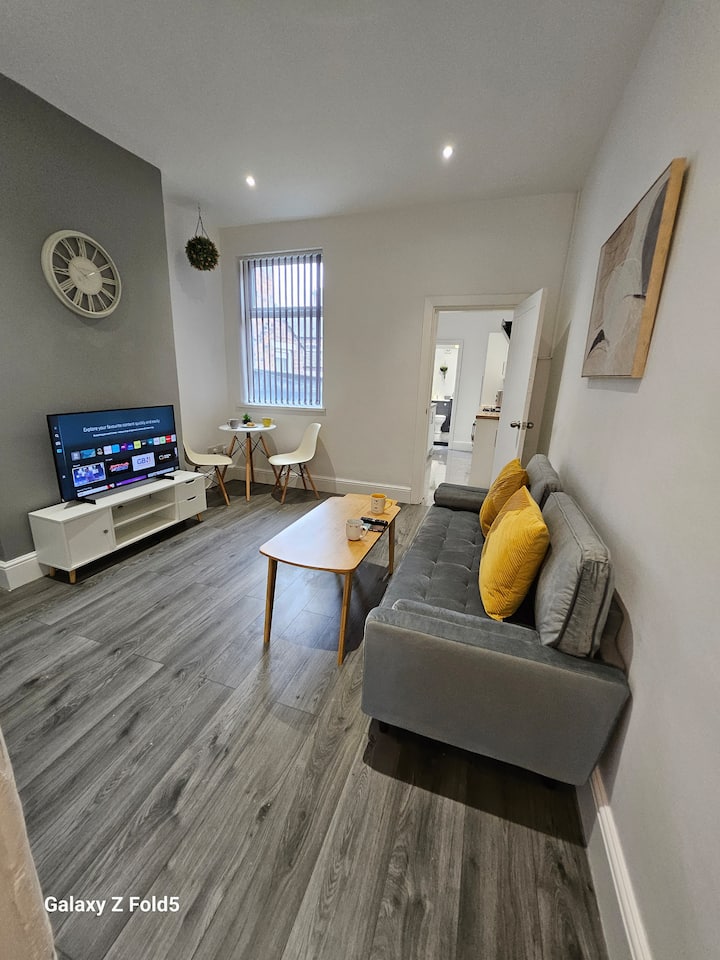 Superb Space Sleeps 6 - By The Joyous Stays - Newcastle-under-Lyme