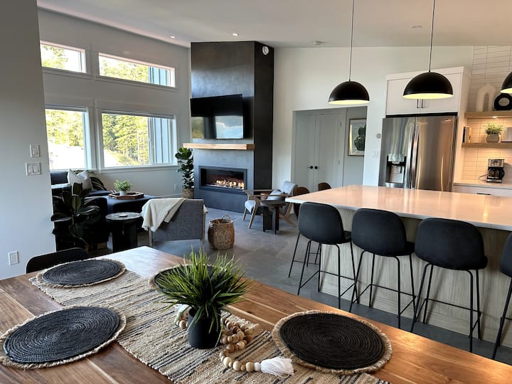 Beachview Retreats - Suite A + B W/ Hot Tub & View - Port Renfrew