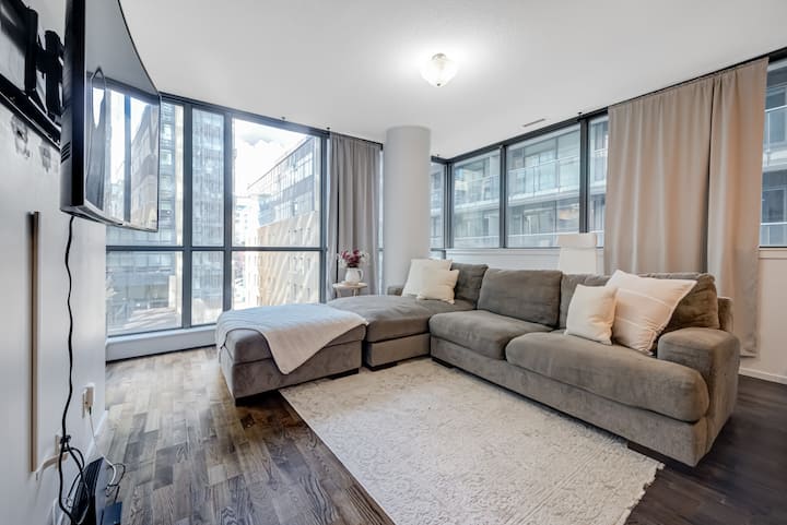 Entire Condo, 2 Bed/2 Bath, Prestigious Location - Toronto