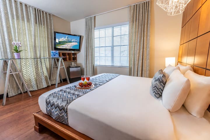 Prime Spot Collins Ave, Queen Bed, Great Location - South Beach, FL