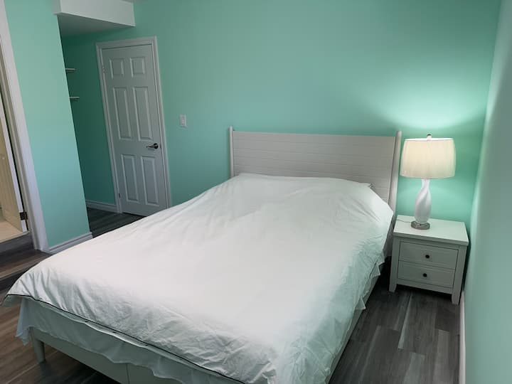 Immaculate Cozy Bedroom W/ Private Bathroom - Toronto