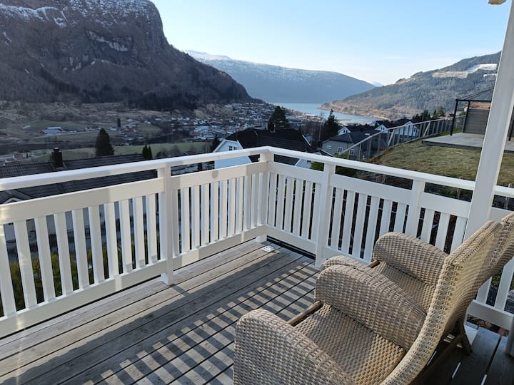 Tomannsbustad I Stryn Sentrum - Olden