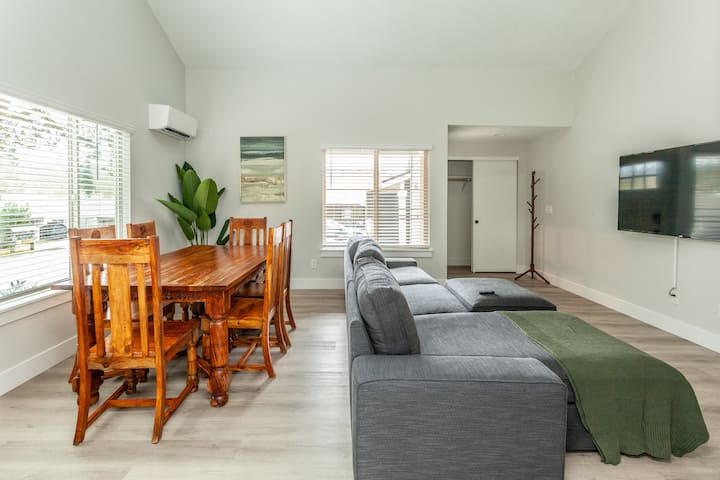 Modern Lux Duplex Cozy 6bd Oasis - West Linn, OR