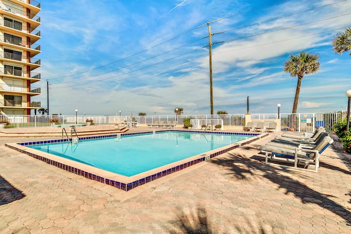 Direct Beach Views-sleeps 4-corner-tennis - Pool - Flagler Beach, FL