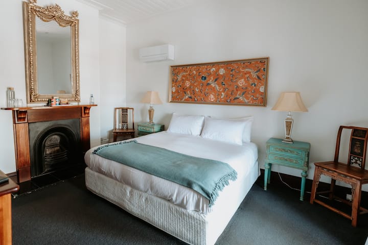 The Arnott Suite - The Bronte Room 1 - Hinton