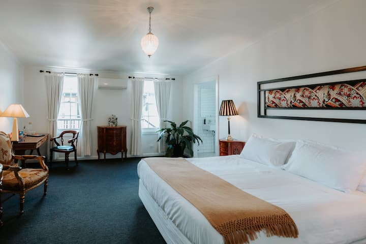 The Close Suite - The Bronte Room 3 - Hinton