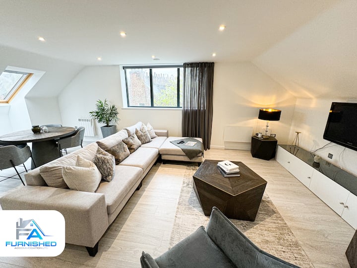 York Centre | 3 Bedroom Penthouse With Parking - York