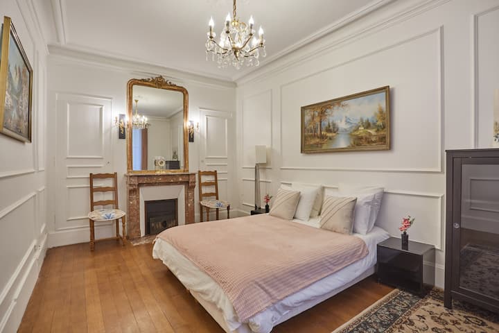 Champs Elysées Elegant Parisian Suite - Paris