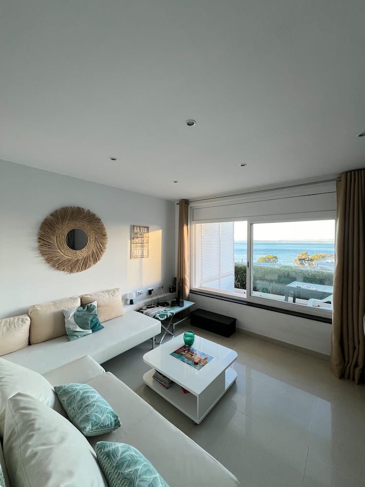 Vue Sur La Plage De L'almadrava - Cadaqués