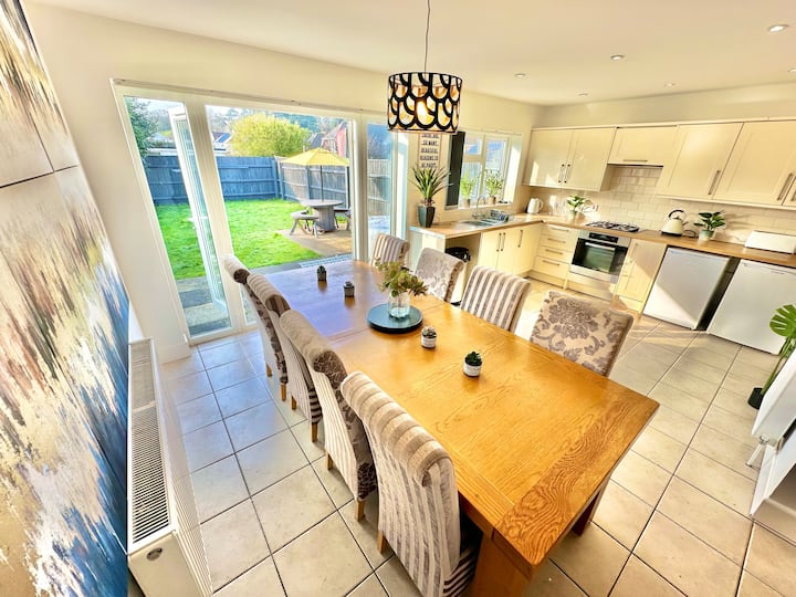 Large Four Bed - With Hot Tub + Parking - Sleeps 8 - Bournemouth