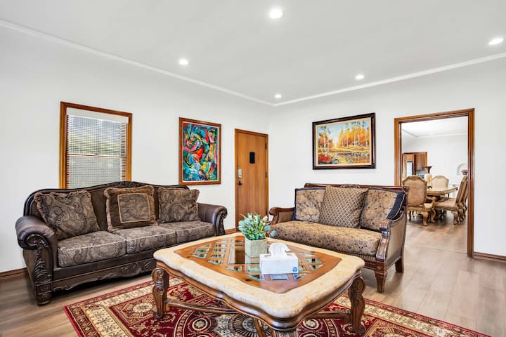 Luxuries Family Home - Burbank