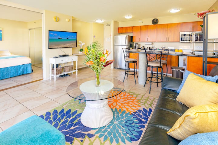 Waikiki Condo - Lanai, Pool & Beach Access - Honolulu