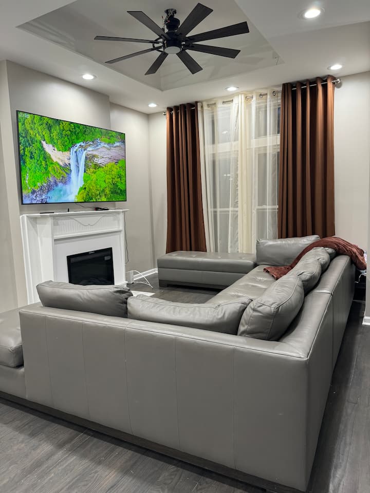 Caza Bonita | 3 Level Home | Gated | Parking - Chicago