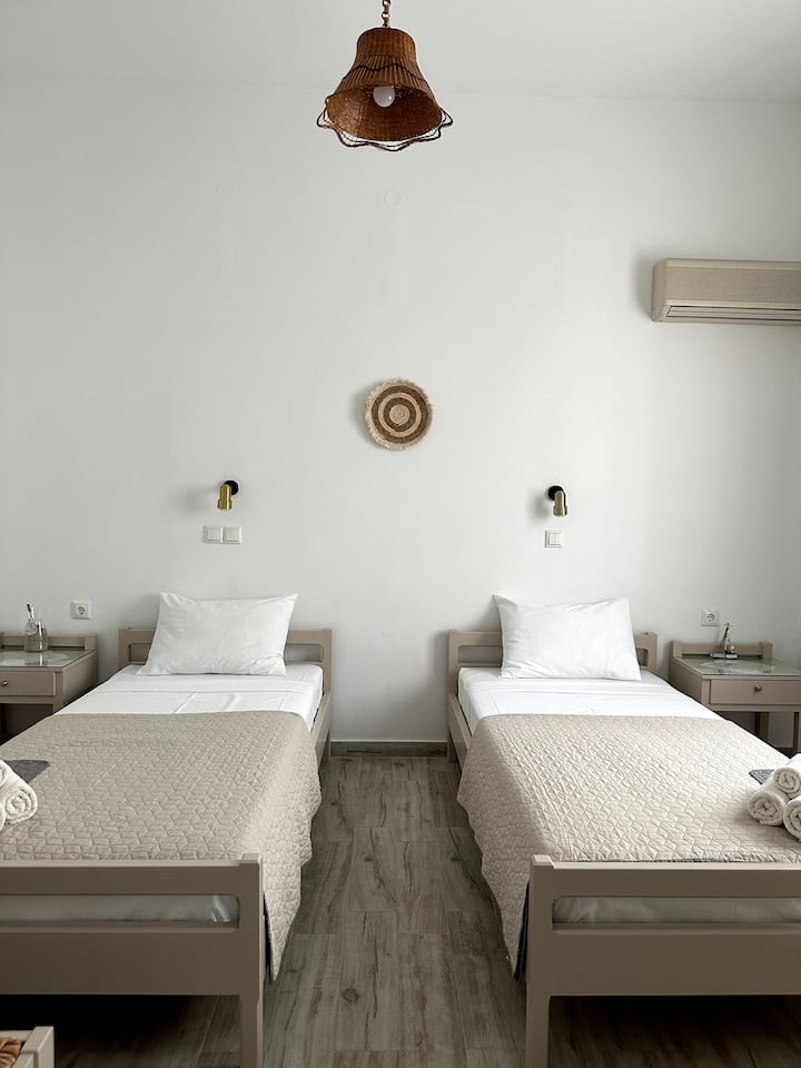 Nick's Studio 4 - Paros