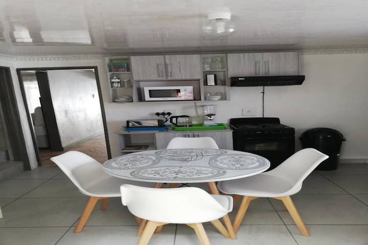 3pax, 1 Bedroom Neat Backpacker - Phuthaditjhaba