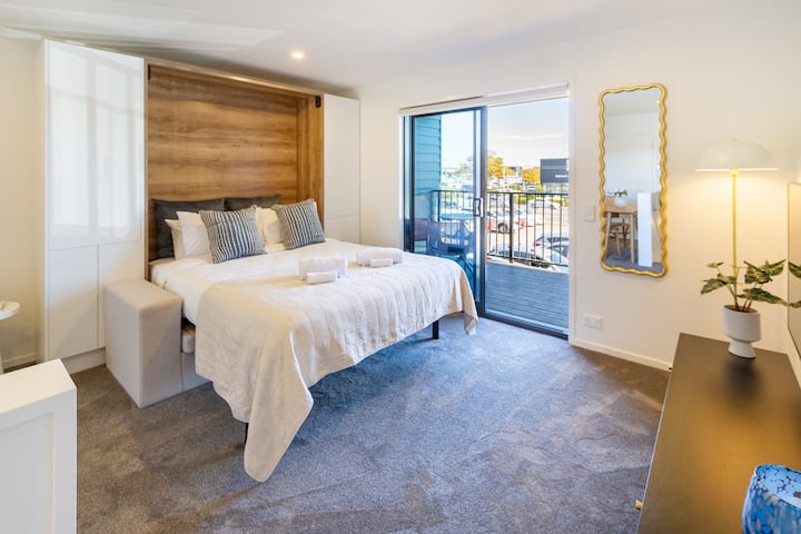 Explore From 8 Wilmer: Upper Level Cozy Studio - Governors Bay