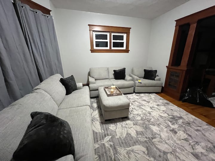 Beautiful Five 5 Bedroom Home - Saint Paul, MN