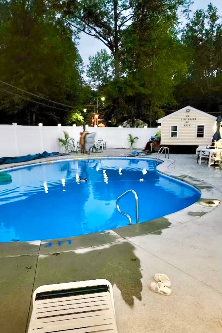 The Weekender Motel Unit #1 - On The Strip - Geneva, OH