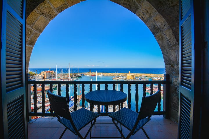 Girne Antik Liman'da Deniz Manzaralı Daire - Girne