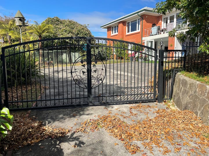 Two Bedroom Apartment In 
Inner Tauranga Suburb - Tauranga