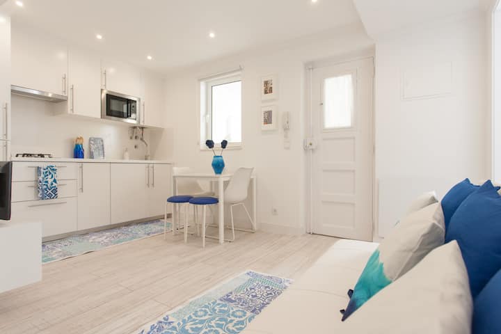 Shades Of Blue (In A Pátio) - Lisboa