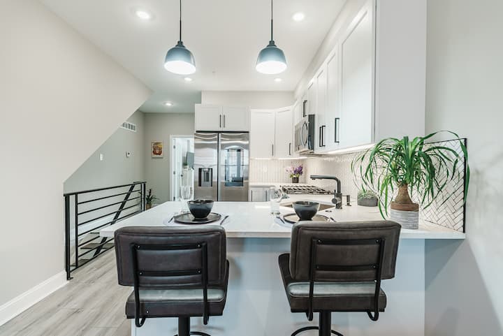 3br/3bath Bi-level Apt Near Chop - Philadelphia, PA