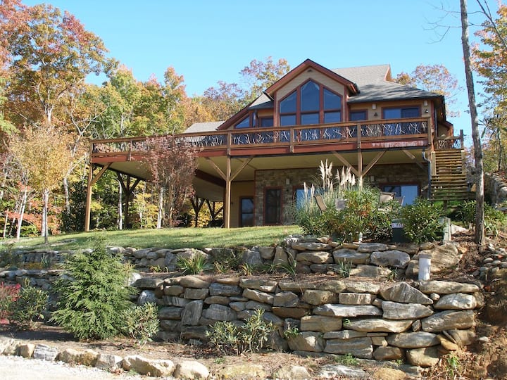 Waterfall View Large Deck Hot Tub Outdoor Fire Pit - Lake Jocassee