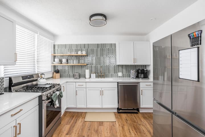 3br Dt Home | Yard + Pets | Gourmet Kitchen - Indianapolis, IN