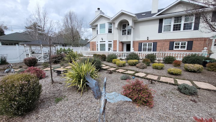 Walk To The Plaza! 3bed 3bath - Sonoma, CA