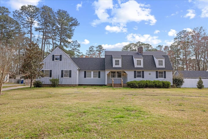 Enchanted Cottage Home: Hosts 9 Guests - Greenville, NC